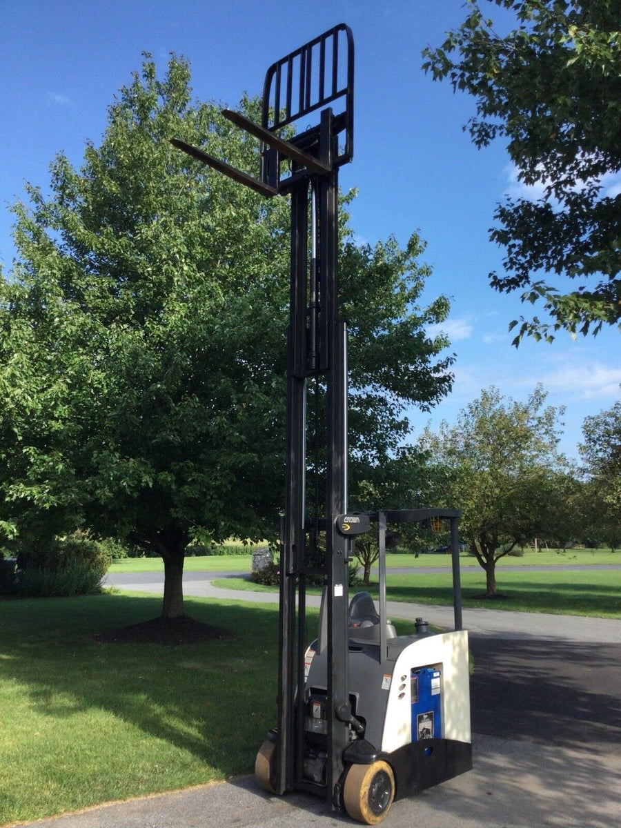 Crown RC 5530-30 Forklift - Stand Up 24V Elec. Serviced Refurbished ...